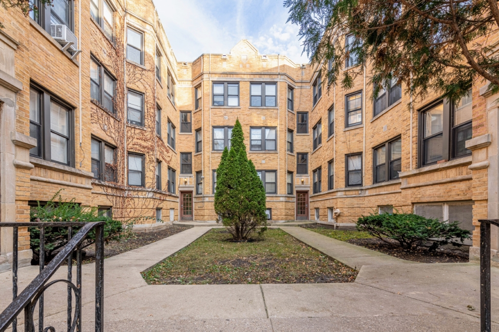 Rogers Park Multifamily Brick Building - Citypoint | United States ...